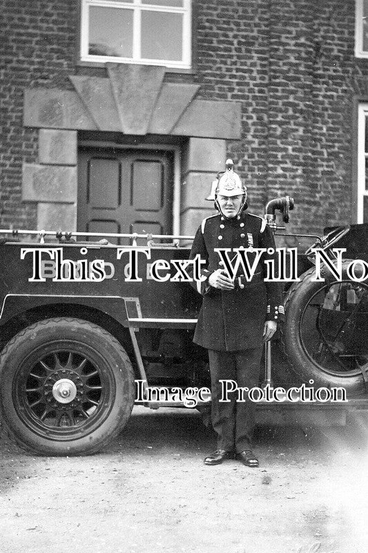 KE 5776 - Fireman & Fire Engine, Bridge Village, Kent – JB Archive