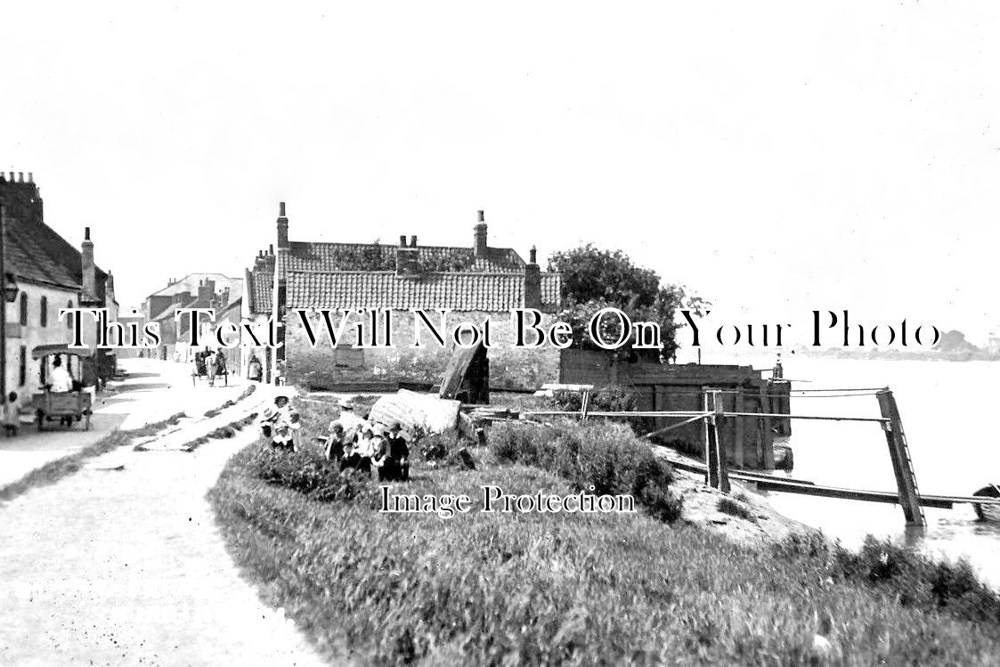 LI 1322 - By The Ferry, Burringham, Lincolnshire – JB Archive