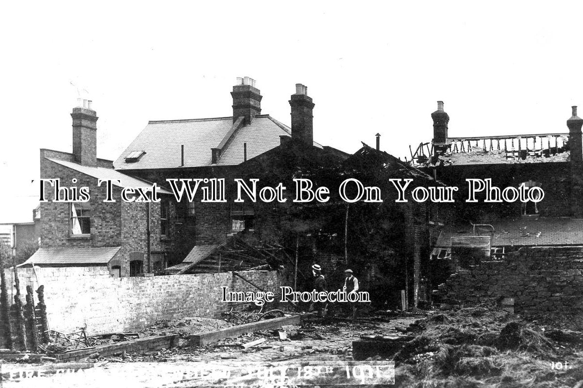 LO 1854 - Chase Side Fire, Enfield, London 1911 – JB Archive