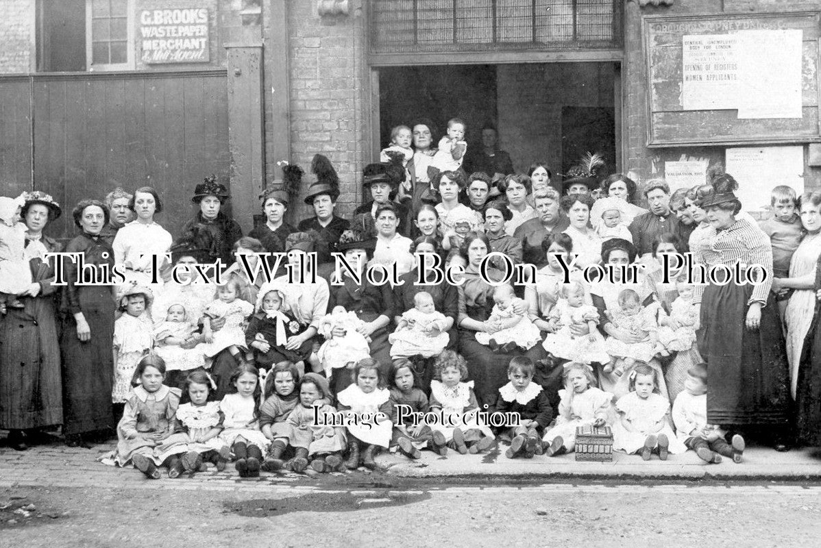LO 2138 - Stepney War Widows, London – JB Archive