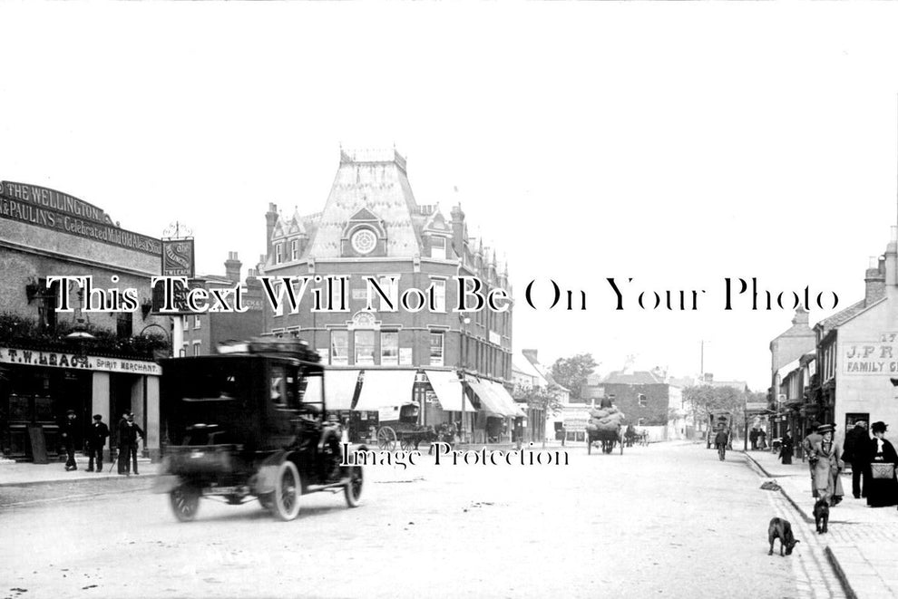LO 2572 - High Street & The Wellington Pub, Barnet, London – JB Archive