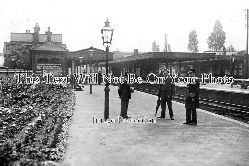 LO 6430 - Wandsworth Common Railway Station, London – JB Archive