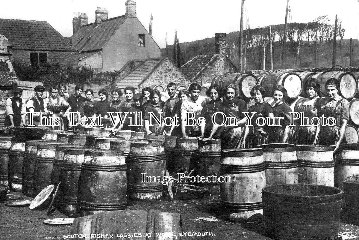 SC 734 - Scotch Fisher Lassies At Work, Eyemouth, Scotland – JB Archive